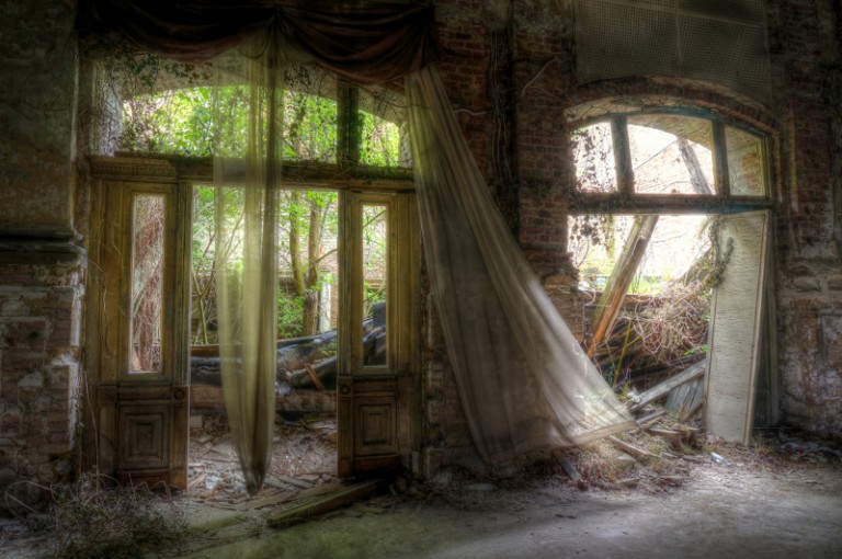 30 Striking Photos Showing the Beauty of Urban Decay - The Photo Argus